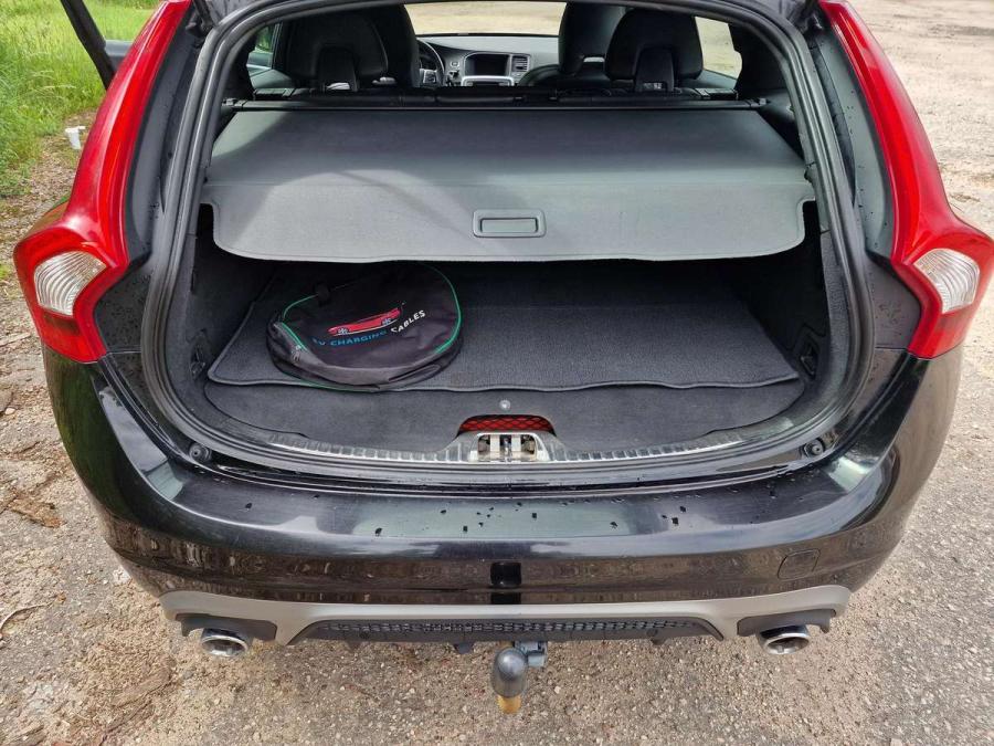 Black Volvo V60 2015 in Utena, with an engine capacity of 2.40 L and mileage of 186 thousand km for 8450 €, photo 15 on AUTOMOTO.COM.LV