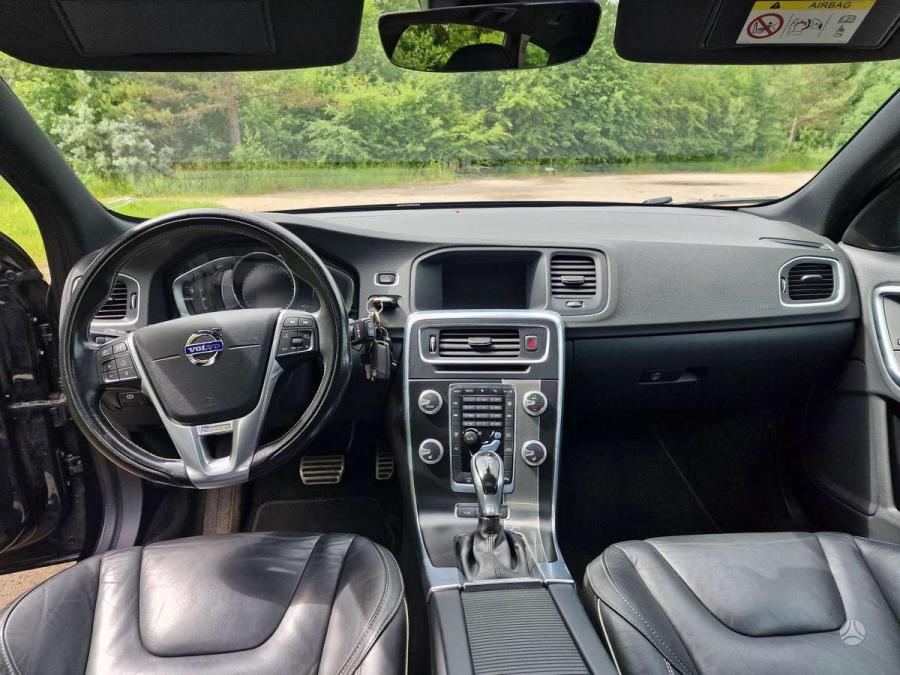 Black Volvo V60 2015 in Utena, with an engine capacity of 2.40 L and mileage of 186 thousand km for 8450 €, photo 16 on AUTOMOTO.COM.LV