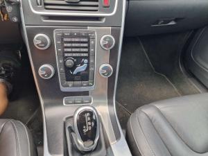 Black Volvo V60 2015 in Utena, with an engine capacity of 2.40 L and mileage of 186 thousand km for 8450 €, photo 17 on AUTOMOTO.COM.LV