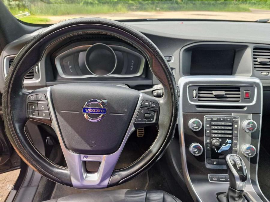 Black Volvo V60 2015 in Utena, with an engine capacity of 2.40 L and mileage of 186 thousand km for 8450 €, photo 18 on AUTOMOTO.COM.LV