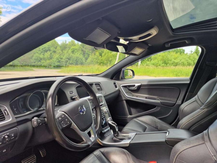 Black Volvo V60 2015 in Utena, with an engine capacity of 2.40 L and mileage of 186 thousand km for 8450 €, photo 19 on AUTOMOTO.COM.LV