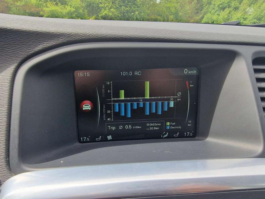 Black Volvo V60 2015 in Utena, with an engine capacity of 2.40 L and mileage of 186 thousand km for 8450 €, photo 23 on AUTOMOTO.COM.LV