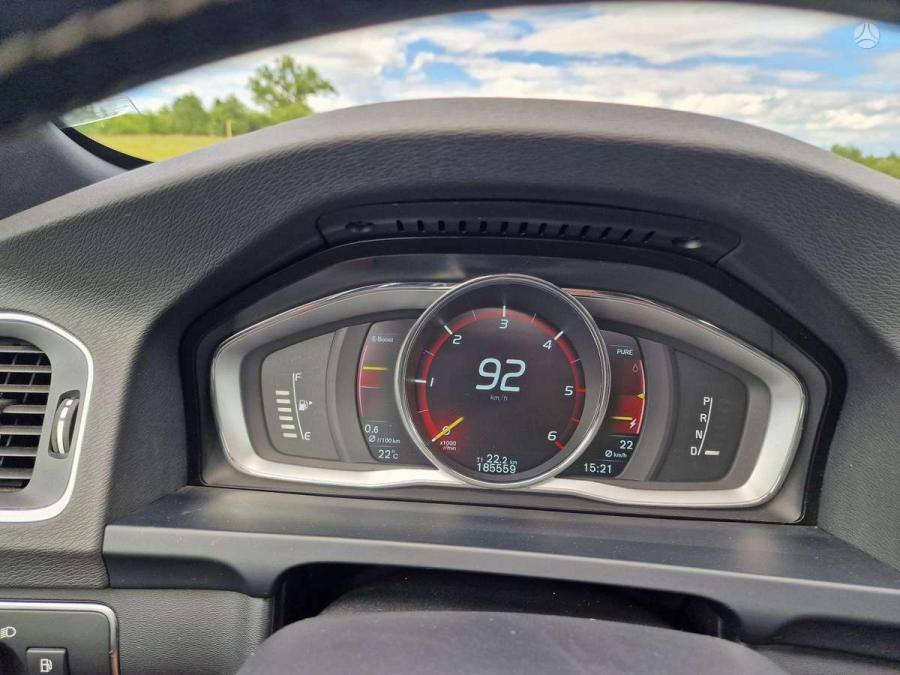 Black Volvo V60 2015 in Utena, with an engine capacity of 2.40 L and mileage of 186 thousand km for 8450 €, photo 24 on AUTOMOTO.COM.LV