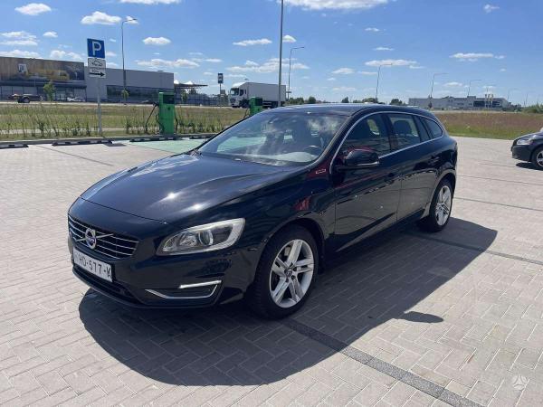 Black Volvo V60 2015 in Panevezys, with an engine capacity of 2.40 L and mileage of 312 thousand km for 6900 €, photo 1 on AUTOMOTO.COM.LV