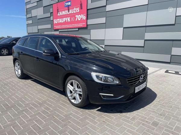 Black Volvo V60 2015 in Panevezys, with an engine capacity of 2.40 L and mileage of 312 thousand km for 6900 €, photo 3 on AUTOMOTO.COM.LV