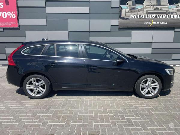 Black Volvo V60 2015 in Panevezys, with an engine capacity of 2.40 L and mileage of 312 thousand km for 6900 €, photo 4 on AUTOMOTO.COM.LV