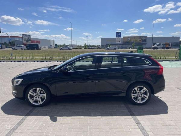 Black Volvo V60 2015 in Panevezys, with an engine capacity of 2.40 L and mileage of 312 thousand km for 6900 €, photo 5 on AUTOMOTO.COM.LV