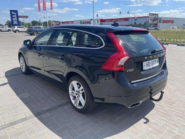 Black Volvo V60 2015 in Panevezys, with an engine capacity of 2.40 L and mileage of 312 thousand km for 6900 €, photo 8 on AUTOMOTO.COM.LV