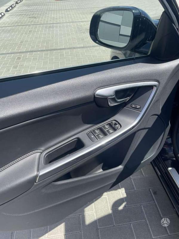 Black Volvo V60 2015 in Panevezys, with an engine capacity of 2.40 L and mileage of 312 thousand km for 6900 €, photo 10 on AUTOMOTO.COM.LV