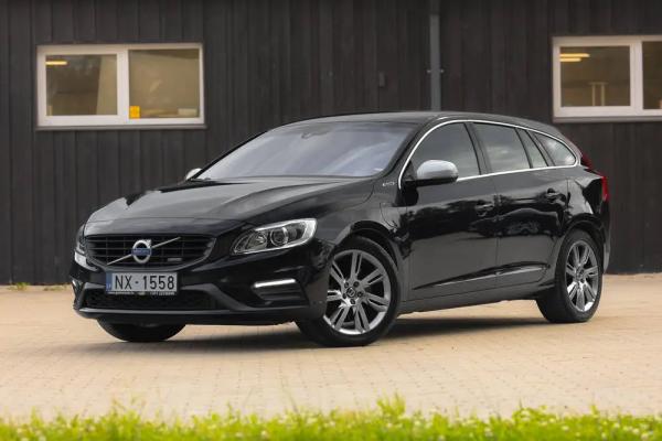 Melns Volvo V60 2015 Jelgava, ar dzinēja tilpumu 2.40 L un nobraukumu 242 tūkst. km par 10900 €, foto 1 vietnē AUTOMOTO.COM.LV