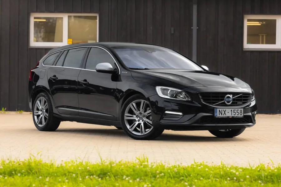 Black Volvo V60 2015 in Jelgava, with an engine capacity of 2.40 L and mileage of 242 thousand km for 10900 €, photo 3 on AUTOMOTO.COM.LV