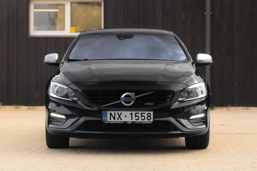 Black Volvo V60 2015 in Jelgava, with an engine capacity of 2.40 L and mileage of 242 thousand km for 10900 €, photo 4 on AUTOMOTO.COM.LV