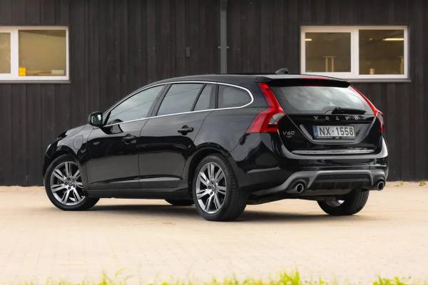 Melns Volvo V60 2015 Jelgava, ar dzinēja tilpumu 2.40 L un nobraukumu 242 tūkst. km par 10900 €, foto 4 vietnē AUTOMOTO.COM.LV