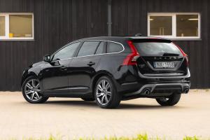 Black Volvo V60 2015 in Jelgava, with an engine capacity of 2.40 L and mileage of 242 thousand km for 10900 €, photo 5 on AUTOMOTO.COM.LV