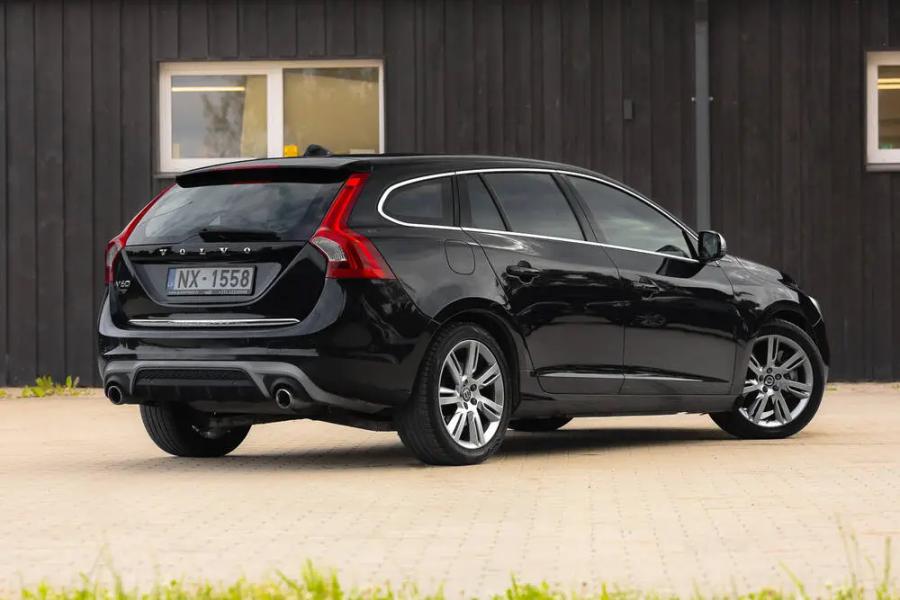Black Volvo V60 2015 in Jelgava, with an engine capacity of 2.40 L and mileage of 242 thousand km for 10900 €, photo 6 on AUTOMOTO.COM.LV