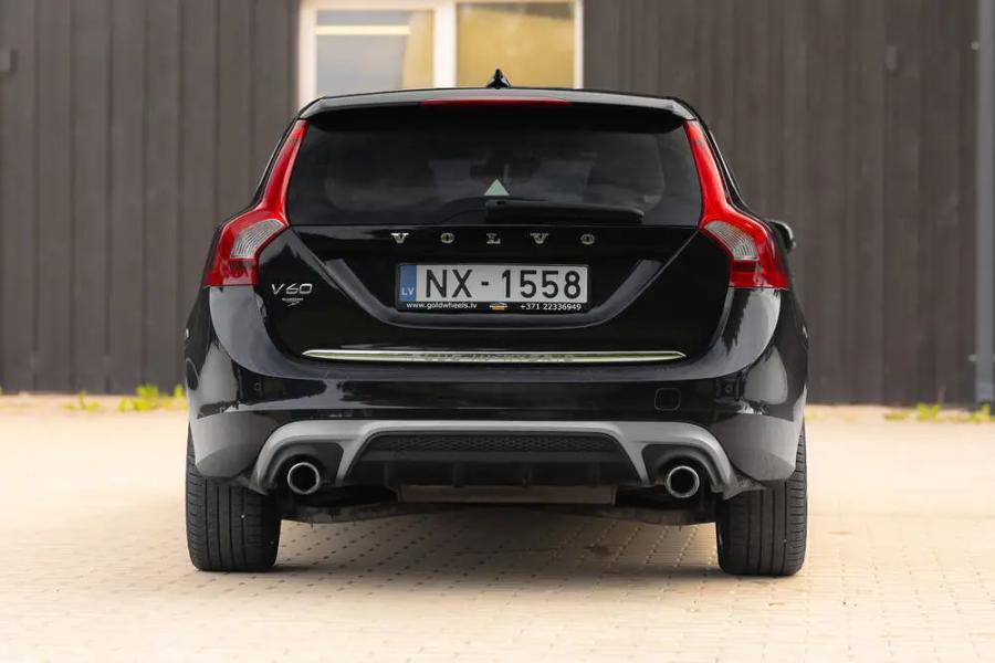 Black Volvo V60 2015 in Jelgava, with an engine capacity of 2.40 L and mileage of 242 thousand km for 10900 €, photo 7 on AUTOMOTO.COM.LV