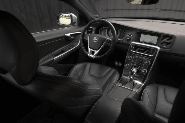 Melns Volvo V60 2015 Jelgava, ar dzinēja tilpumu 2.40 L un nobraukumu 242 tūkst. km par 10900 €, foto 7 vietnē AUTOMOTO.COM.LV