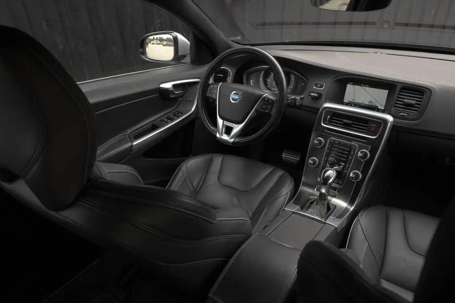 Black Volvo V60 2015 in Jelgava, with an engine capacity of 2.40 L and mileage of 242 thousand km for 10900 €, photo 8 on AUTOMOTO.COM.LV