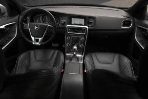 Black Volvo V60 2015 in Jelgava, with an engine capacity of 2.40 L and mileage of 242 thousand km for 10900 €, photo 9 on AUTOMOTO.COM.LV