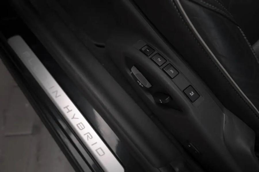 Black Volvo V60 2015 in Jelgava, with an engine capacity of 2.40 L and mileage of 242 thousand km for 10900 €, photo 11 on AUTOMOTO.COM.LV
