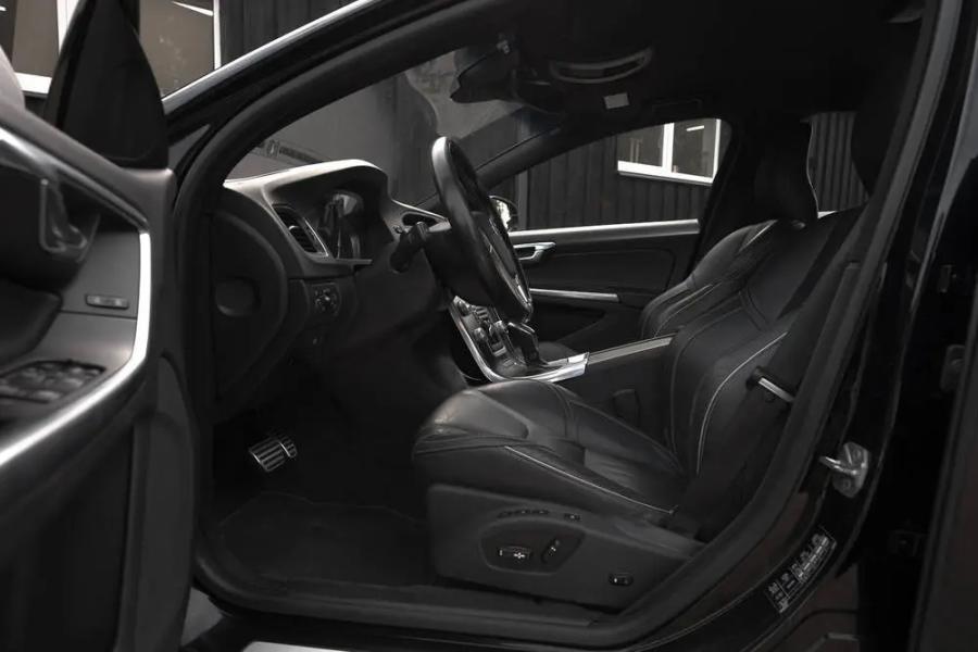 Black Volvo V60 2015 in Jelgava, with an engine capacity of 2.40 L and mileage of 242 thousand km for 10900 €, photo 15 on AUTOMOTO.COM.LV