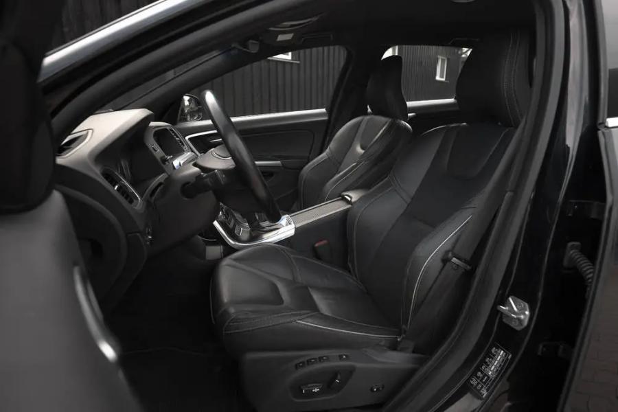 Black Volvo V60 2015 in Jelgava, with an engine capacity of 2.40 L and mileage of 242 thousand km for 10900 €, photo 16 on AUTOMOTO.COM.LV