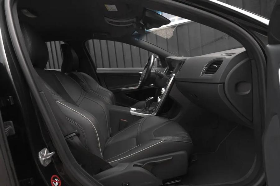 Black Volvo V60 2015 in Jelgava, with an engine capacity of 2.40 L and mileage of 242 thousand km for 10900 €, photo 17 on AUTOMOTO.COM.LV