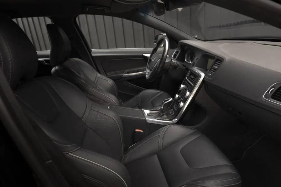 Black Volvo V60 2015 in Jelgava, with an engine capacity of 2.40 L and mileage of 242 thousand km for 10900 €, photo 18 on AUTOMOTO.COM.LV