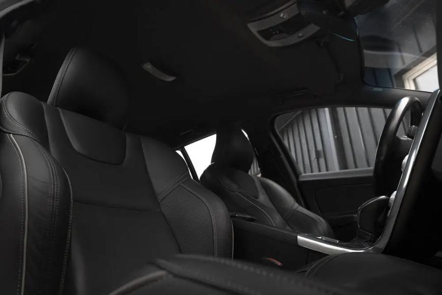 Black Volvo V60 2015 in Jelgava, with an engine capacity of 2.40 L and mileage of 242 thousand km for 10900 €, photo 19 on AUTOMOTO.COM.LV