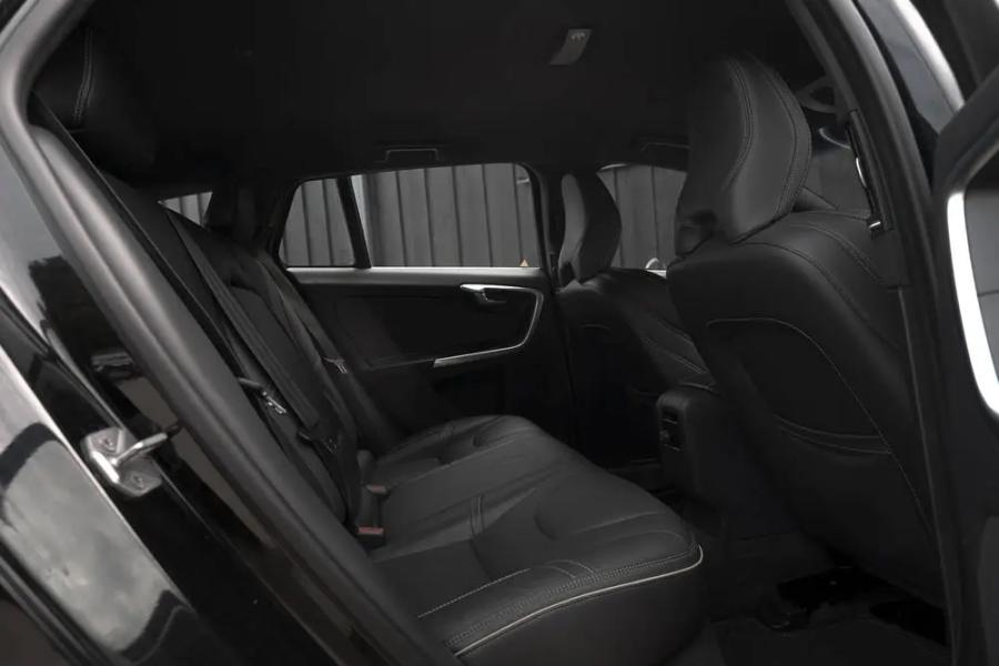 Black Volvo V60 2015 in Jelgava, with an engine capacity of 2.40 L and mileage of 242 thousand km for 10900 €, photo 20 on AUTOMOTO.COM.LV