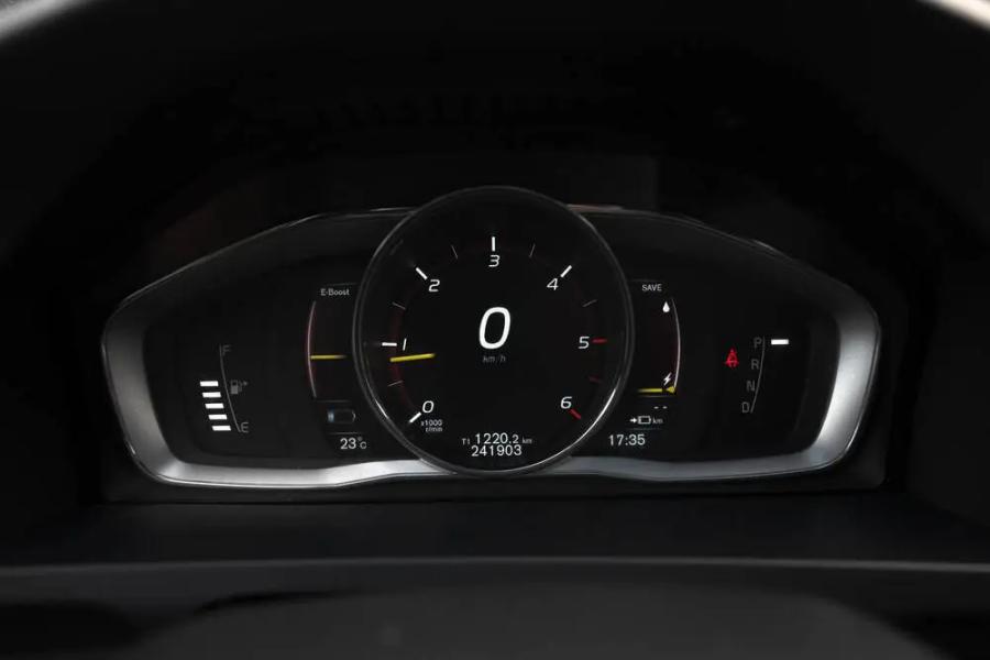 Black Volvo V60 2015 in Jelgava, with an engine capacity of 2.40 L and mileage of 242 thousand km for 10900 €, photo 23 on AUTOMOTO.COM.LV