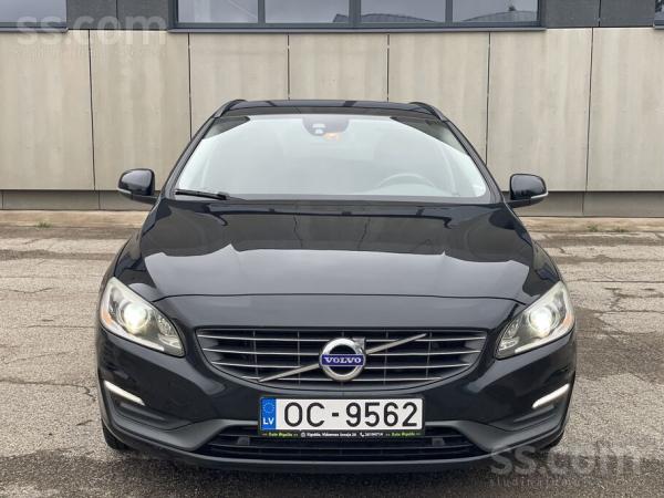 Melns Volvo V60 2015 Rīga, ar dzinēja tilpumu 2.40 L un nobraukumu 218 tūkst. km par 10990 €, foto 2 vietnē AUTOMOTO.COM.LV