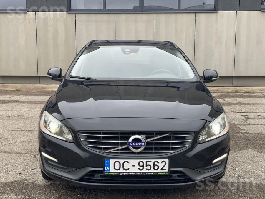 Black Volvo V60 2015 in Riga, with an engine capacity of 2.40 L and mileage of 218 thousand km for 10990 €, photo 3 on AUTOMOTO.COM.LV