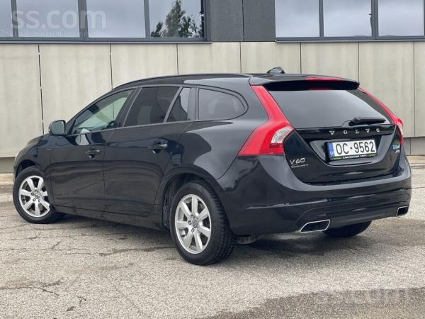 Melns Volvo V60 2015 Rīga, ar dzinēja tilpumu 2.40 L un nobraukumu 218 tūkst. km par 10990 €, foto 4 vietnē AUTOMOTO.COM.LV
