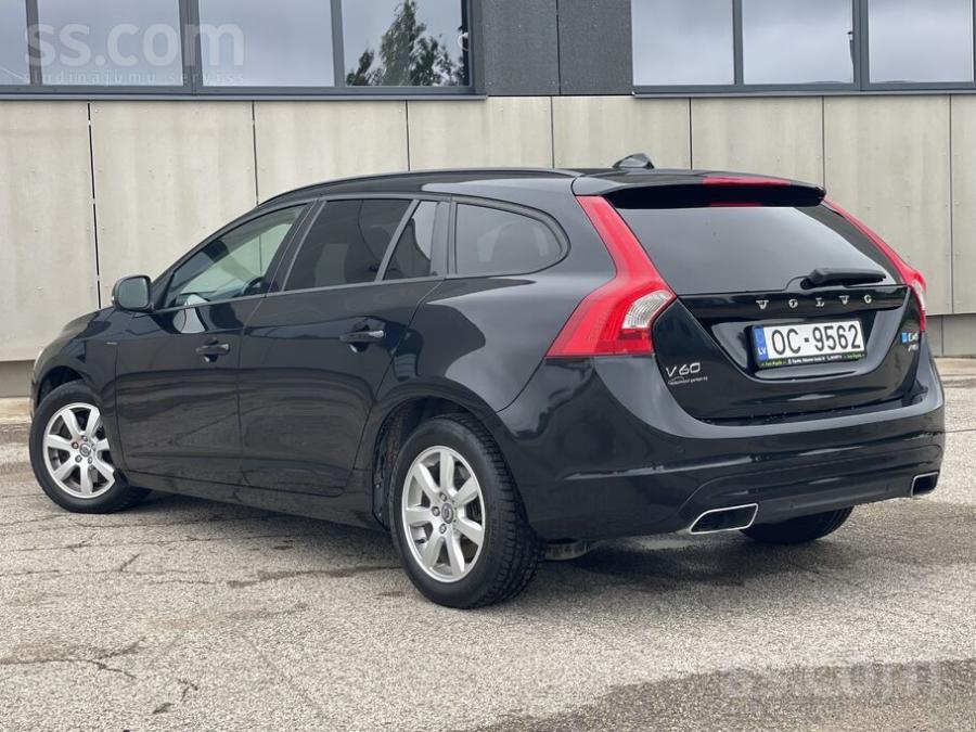 Black Volvo V60 2015 in Riga, with an engine capacity of 2.40 L and mileage of 218 thousand km for 10990 €, photo 5 on AUTOMOTO.COM.LV