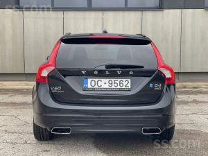 Black Volvo V60 2015 in Riga, with an engine capacity of 2.40 L and mileage of 218 thousand km for 10990 €, photo 6 on AUTOMOTO.COM.LV