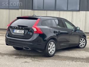 Black Volvo V60 2015 in Riga, with an engine capacity of 2.40 L and mileage of 218 thousand km for 10990 €, photo 7 on AUTOMOTO.COM.LV