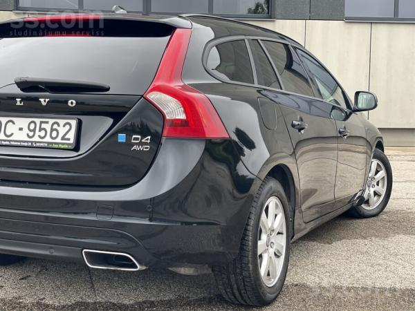 Melns Volvo V60 2015 Rīga, ar dzinēja tilpumu 2.40 L un nobraukumu 218 tūkst. km par 10990 €, foto 8 vietnē AUTOMOTO.COM.LV