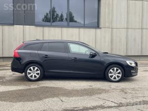 Black Volvo V60 2015 in Riga, with an engine capacity of 2.40 L and mileage of 218 thousand km for 10990 €, photo 11 on AUTOMOTO.COM.LV