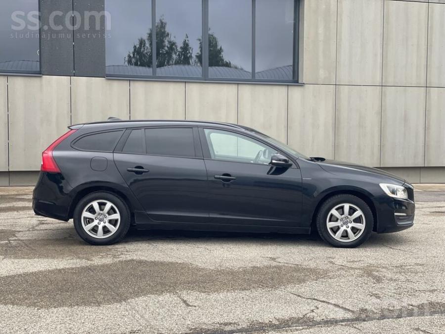 Black Volvo V60 2015 in Riga, with an engine capacity of 2.40 L and mileage of 218 thousand km for 10990 €, photo 11 on AUTOMOTO.COM.LV