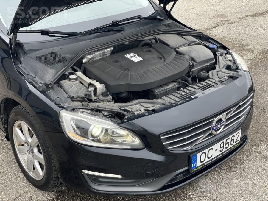 Black Volvo V60 2015 in Riga, with an engine capacity of 2.40 L and mileage of 218 thousand km for 10990 €, photo 12 on AUTOMOTO.COM.LV