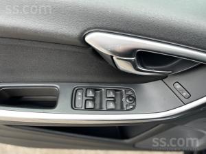 Black Volvo V60 2015 in Riga, with an engine capacity of 2.40 L and mileage of 218 thousand km for 10990 €, photo 15 on AUTOMOTO.COM.LV