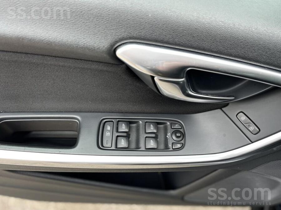 Black Volvo V60 2015 in Riga, with an engine capacity of 2.40 L and mileage of 218 thousand km for 10990 €, photo 15 on AUTOMOTO.COM.LV