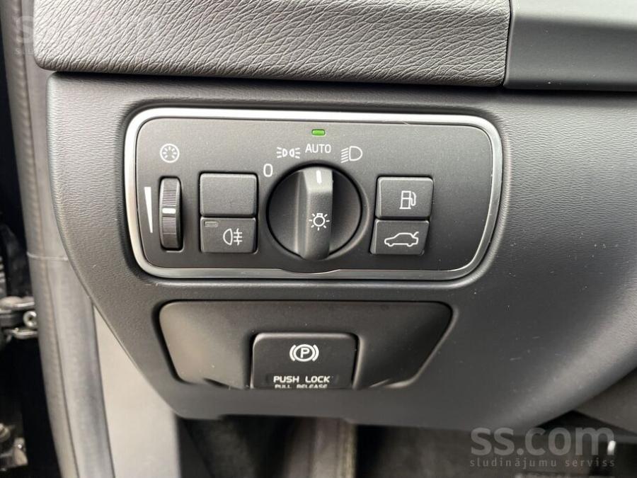 Black Volvo V60 2015 in Riga, with an engine capacity of 2.40 L and mileage of 218 thousand km for 10990 €, photo 16 on AUTOMOTO.COM.LV