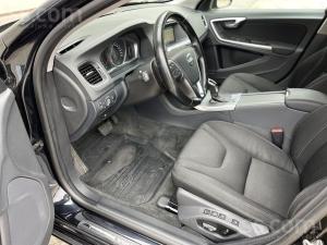 Black Volvo V60 2015 in Riga, with an engine capacity of 2.40 L and mileage of 218 thousand km for 10990 €, photo 17 on AUTOMOTO.COM.LV