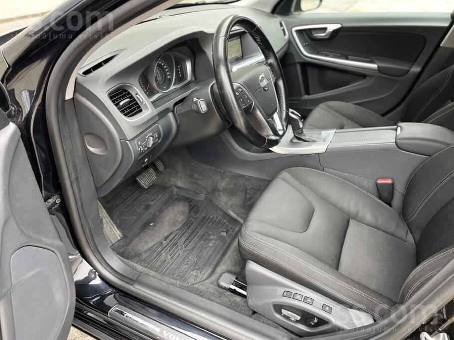 Black Volvo V60 2015 in Riga, with an engine capacity of 2.40 L and mileage of 218 thousand km for 10990 €, photo 17 on AUTOMOTO.COM.LV