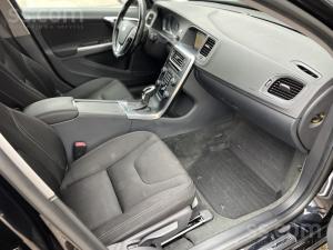 Black Volvo V60 2015 in Riga, with an engine capacity of 2.40 L and mileage of 218 thousand km for 10990 €, photo 18 on AUTOMOTO.COM.LV
