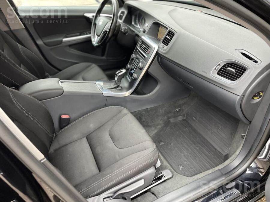 Black Volvo V60 2015 in Riga, with an engine capacity of 2.40 L and mileage of 218 thousand km for 10990 €, photo 18 on AUTOMOTO.COM.LV