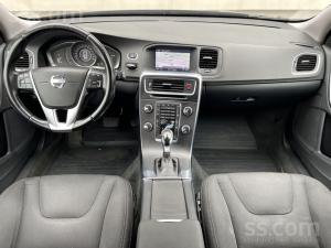 Black Volvo V60 2015 in Riga, with an engine capacity of 2.40 L and mileage of 218 thousand km for 10990 €, photo 19 on AUTOMOTO.COM.LV