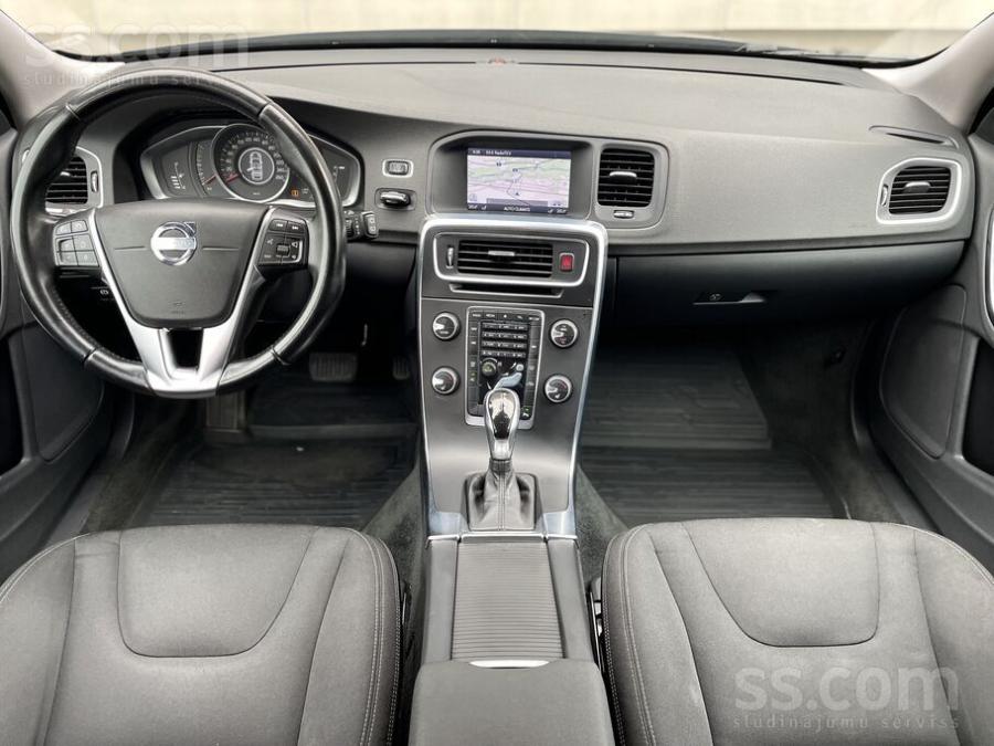 Black Volvo V60 2015 in Riga, with an engine capacity of 2.40 L and mileage of 218 thousand km for 10990 €, photo 19 on AUTOMOTO.COM.LV
